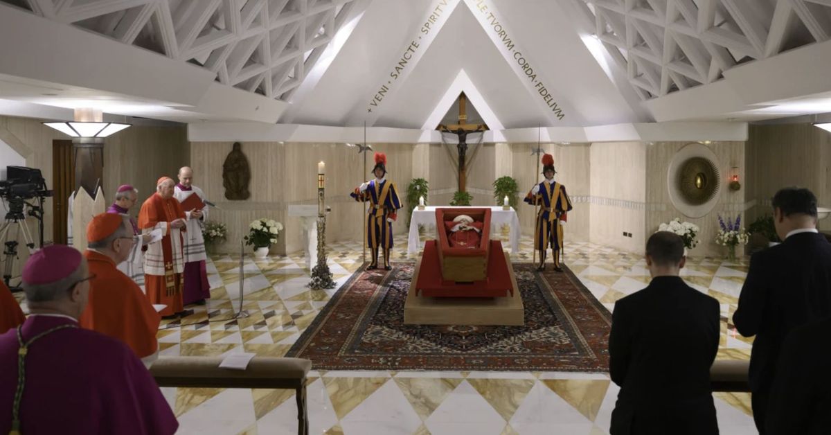 Dentro del velatorio papal: así se despide a Francisco en Santa Marta