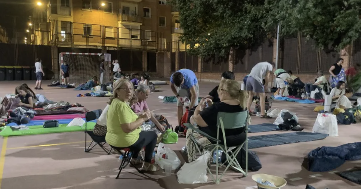 Cientos de personas hacen cola para acceder a la misa del papa en Cibeles