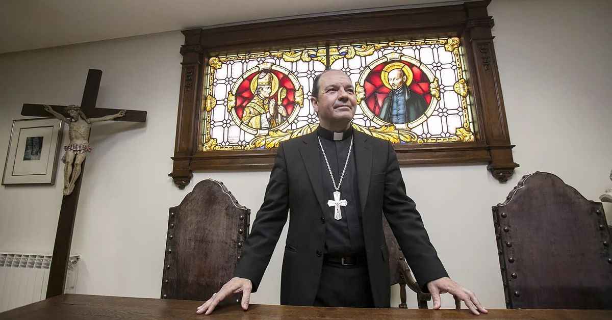 Elizalde responde a los curas críticos con su gestión: "Seguiré ...